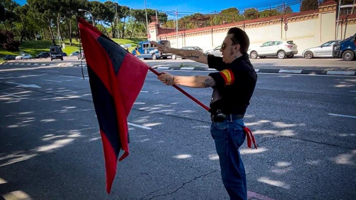Un centenar de falangistas se concentran ante el cementerio de San ...