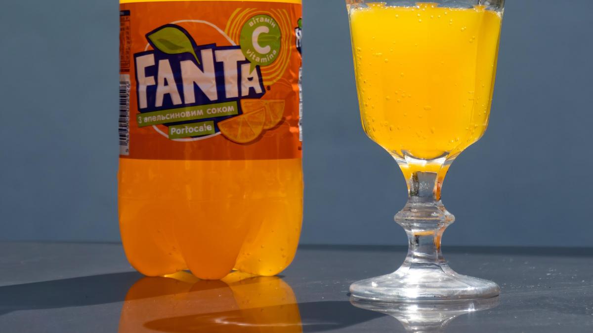La razón por la que el color de la Fanta naranja cambia de un ...