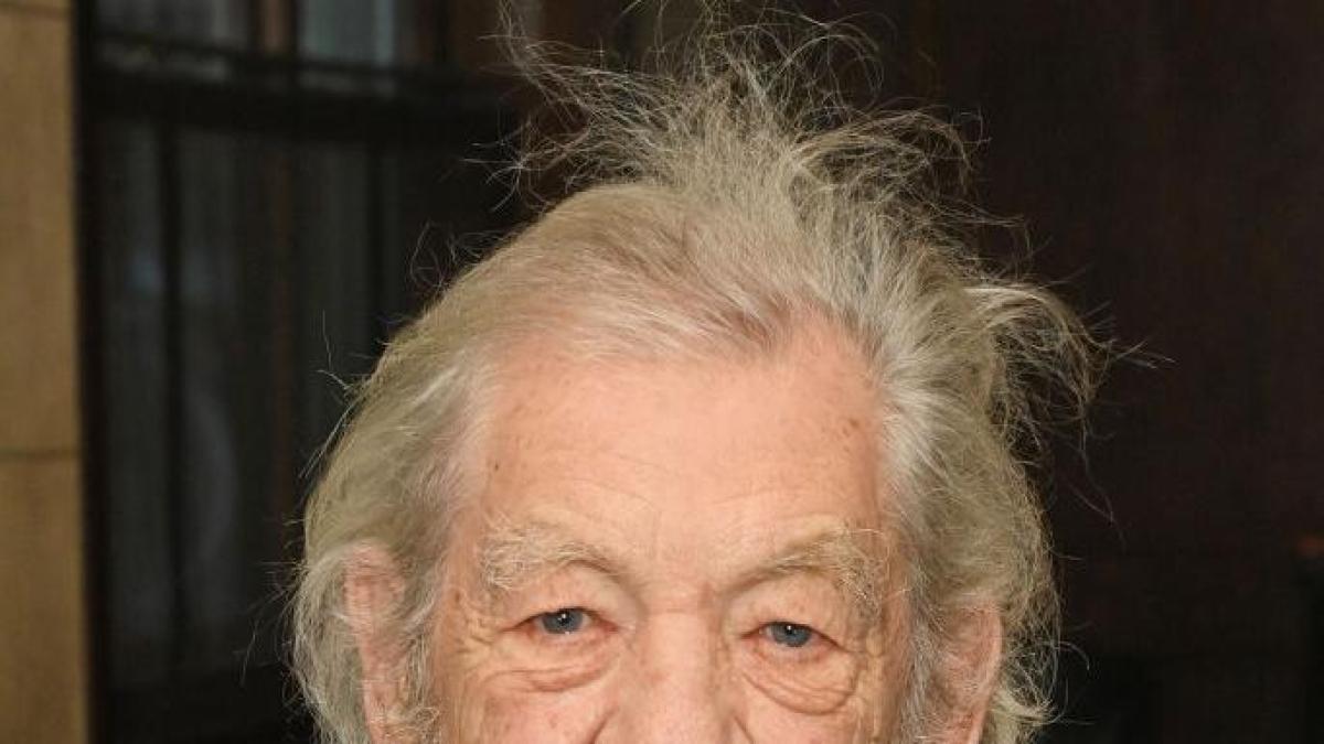 El actor Ian McKellen, hospitalizado tras caerse del escenario
