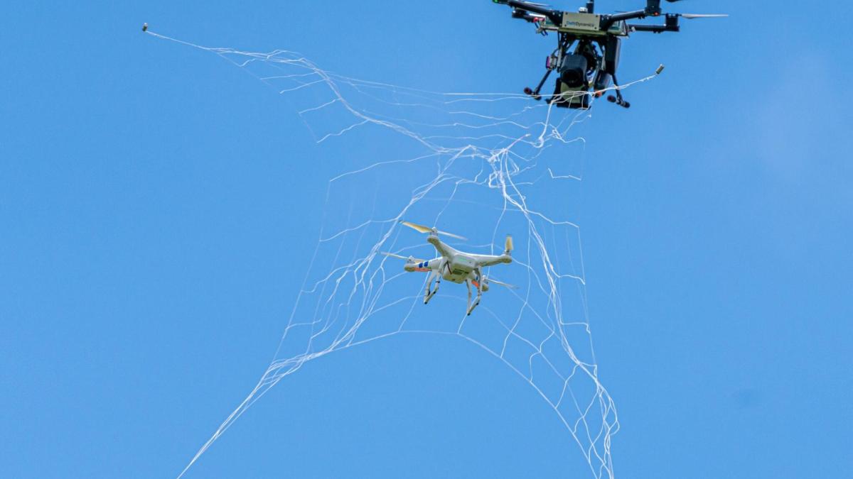 Rusia estrena su sistema caza-drones infalible: caerán en la telaraña