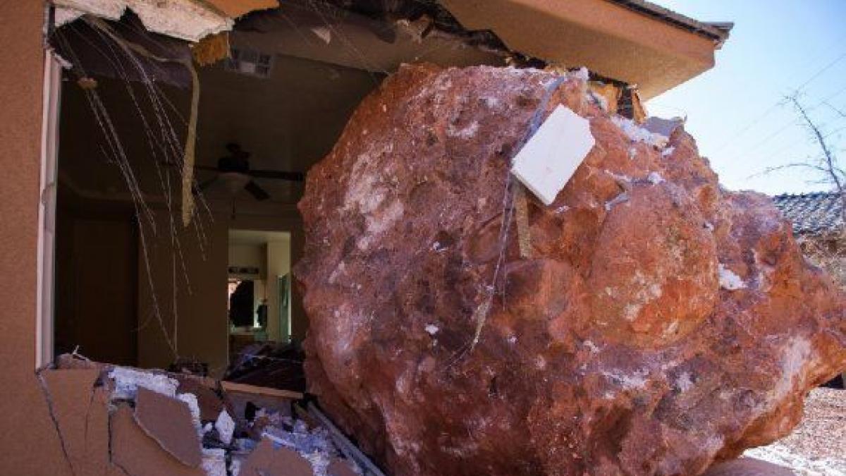 Herida al quedar destruido su dormitorio por una roca del tamaño de un ...