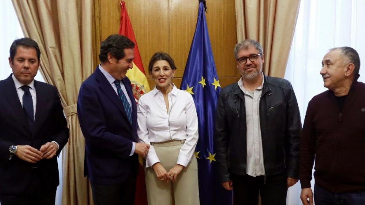 El Gobierno Sindicatos Y Patronal Acuerdan Subir El Salario Mínimo