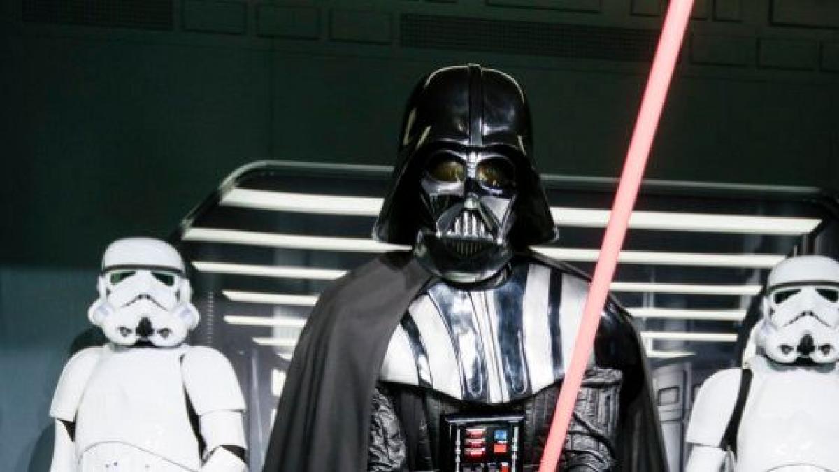 Un artista ucraniano convierte una estatua de Lenin en Darth Vader