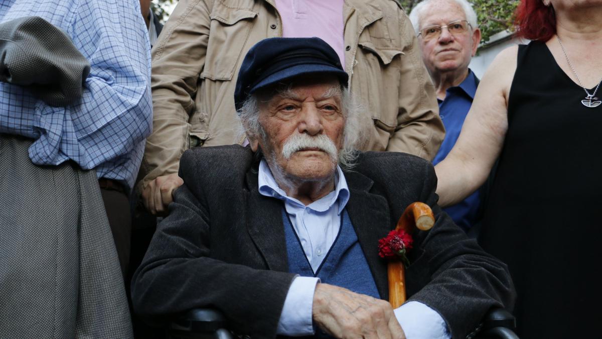 Muere Manolis Glezos, héroe de la resistencia griega y primer partisano ...