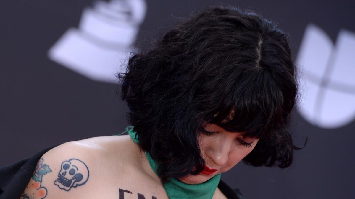 La cantante Mon Laferte muestra sus pechos en los Grammy Latino para ...