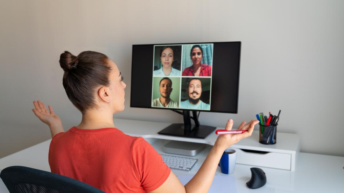 Hay 14 personas en una reunión, lo que ocurre con una de ellas genera ...