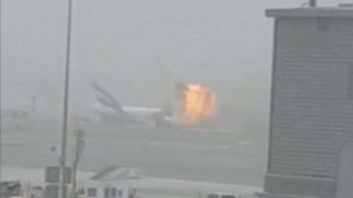 El momento en el que un motor de un avión de Emirates explota en Dubai