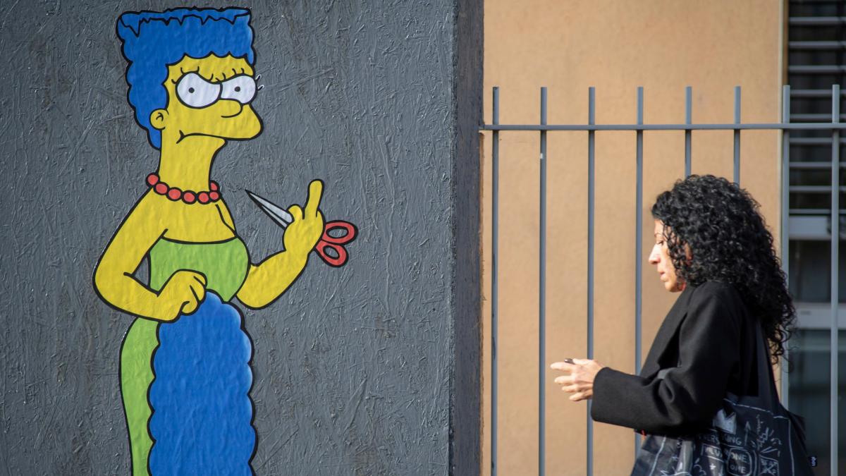 Marge Simpson vuelve a cortarse el pelo por Mahsa Amini