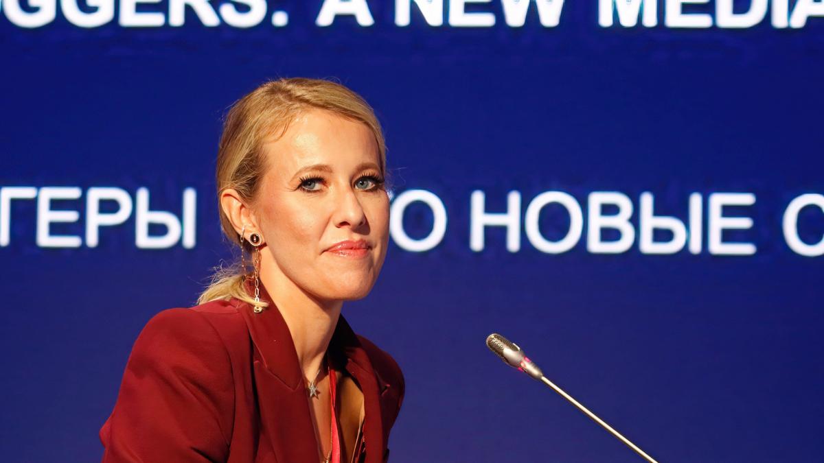 La periodista Ksenia Sobchak, ahijada de Putin, huye de Rusia