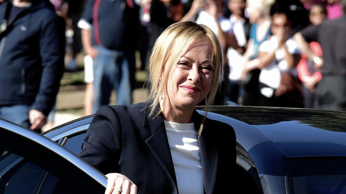 Meloni premia a los antivacunas en su primera medida y aplaza la ...