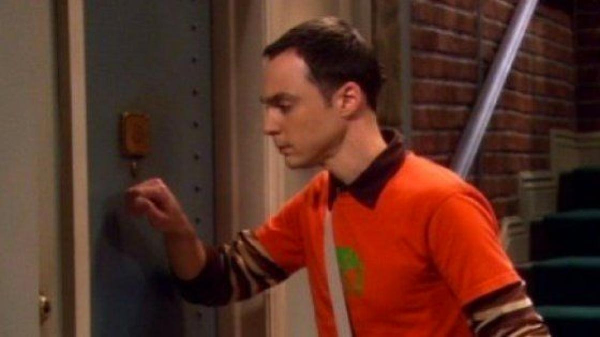 La razón por la que Sheldon toca la puerta tres veces antes de entrar