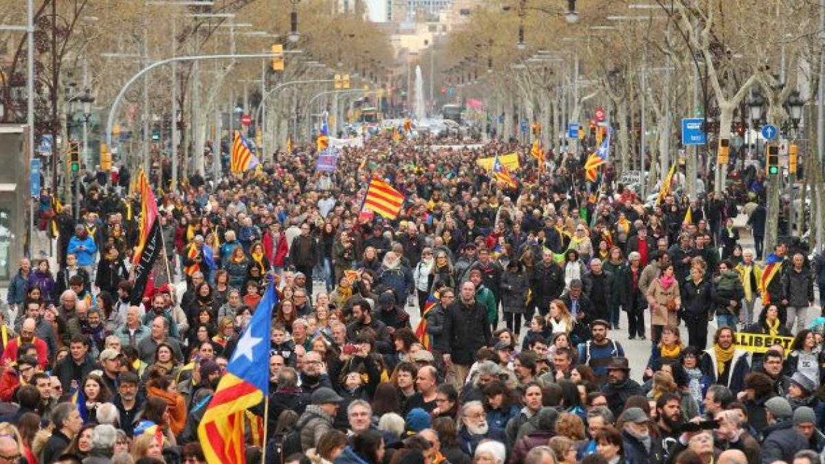 Miles De Personas Se Manifiestan En Barcelona Contra La Detención De