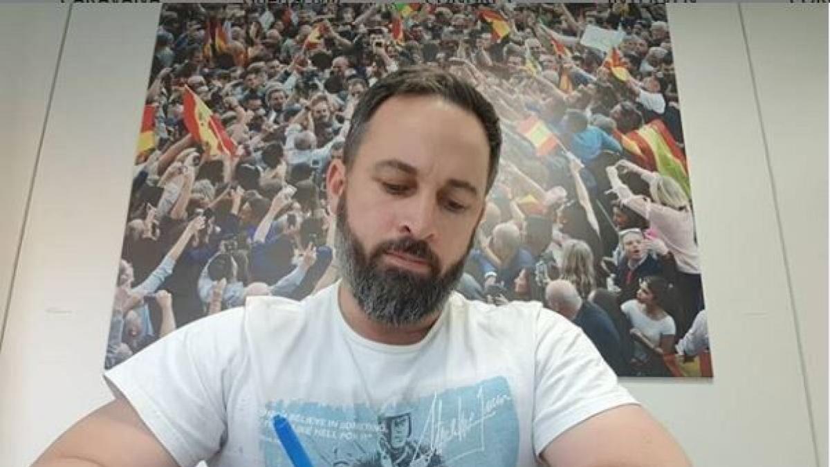 Es imposible no fijarse a la primera en un detalle de esta foto de Abascal