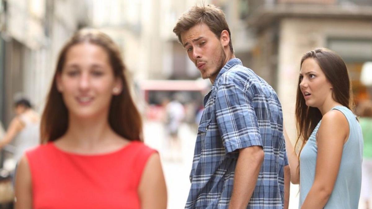 ¿Recuerdas el meme del novio mirando a otra? Pues al protagonista no le ...