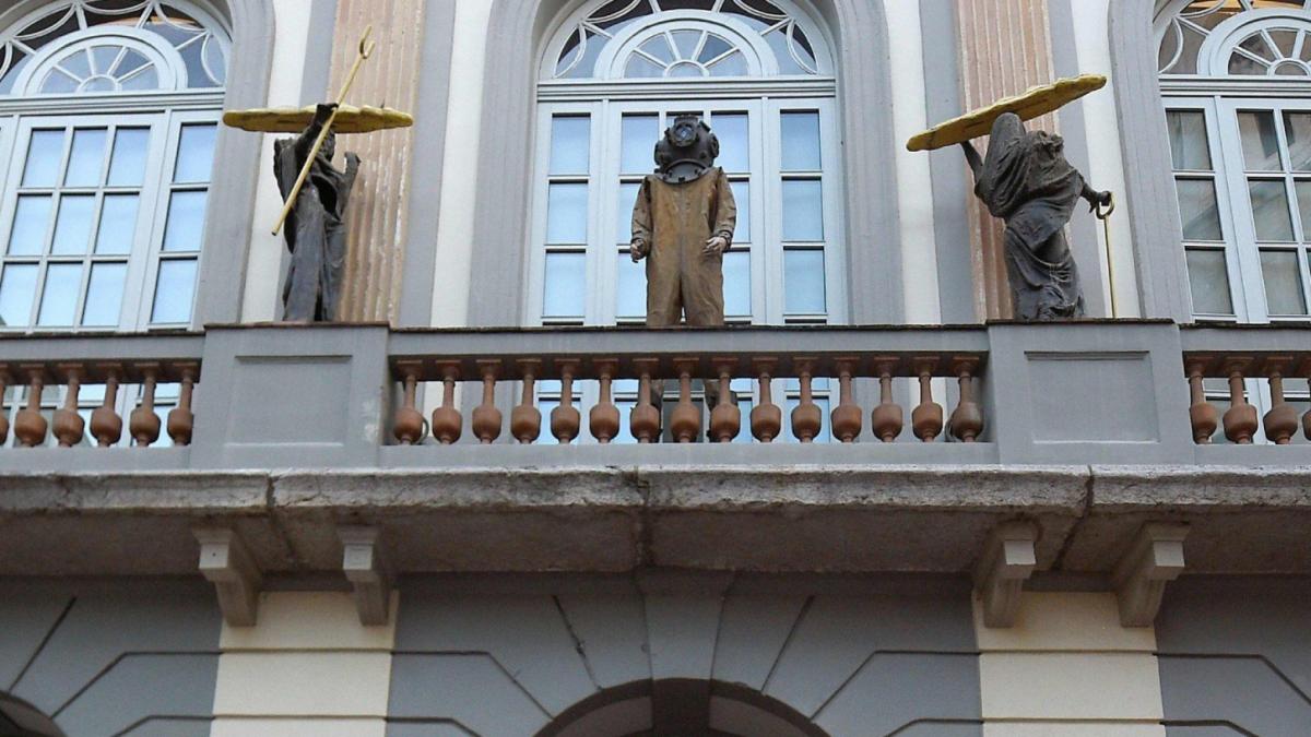 El bigote de Dalí conservaba la clásica postura de 'las 10 y 10'