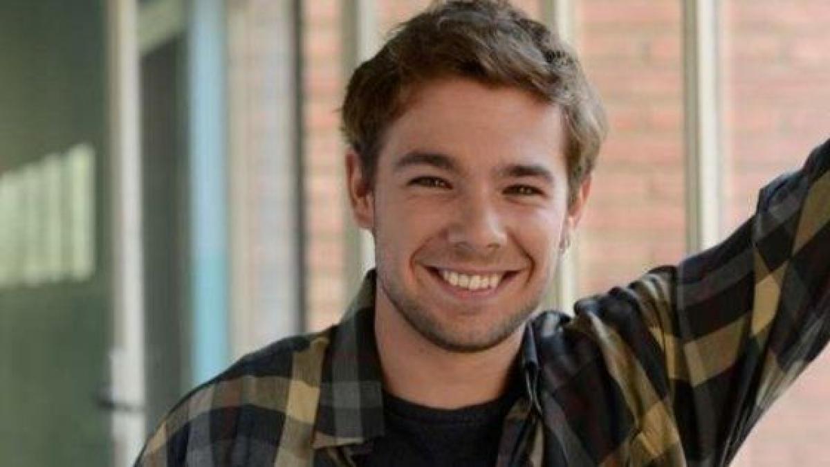 El desnudo integral de Carlos Cuevas ('Cuéntame cómo pasó') a lo Adán y Eva El desnudo integral de Carlos Cuevas ('Cuéntame cómo pasó') a lo Adán y Eva