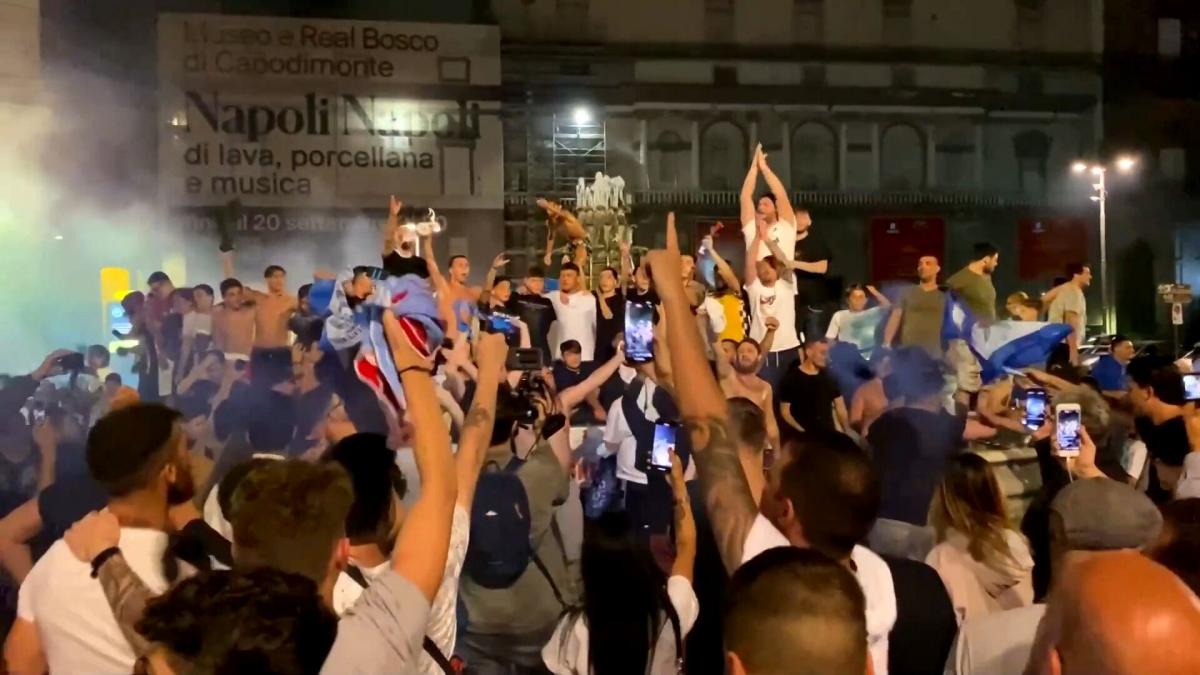 Miles de aficionados del Nápoles celebran una fiesta descontrolada por ...