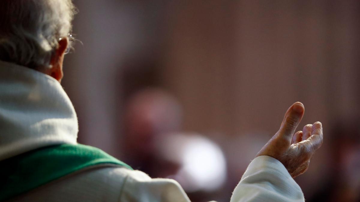 Piden la expulsión del párroco de un pueblo de León