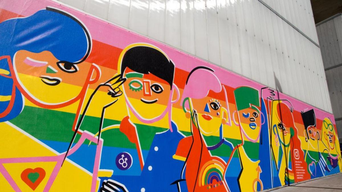Un enorme y colorido mural por la igualdad LGTBI llega a Madrid con ...