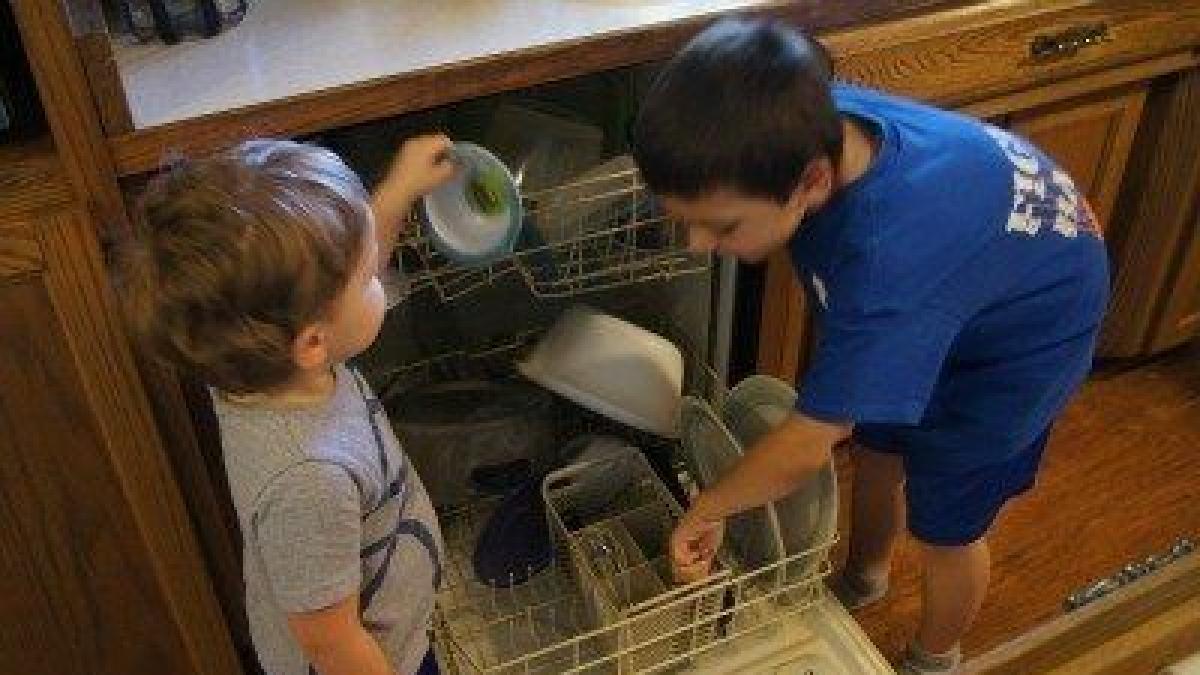 Lo que mis hijos me enseñan cuando yo les enseño a ayudar en casa