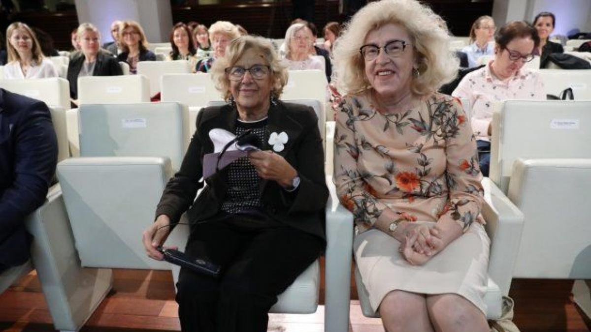 Cachondeo en Twitter con esta foto de Manuela Carmena y la embajadora ...