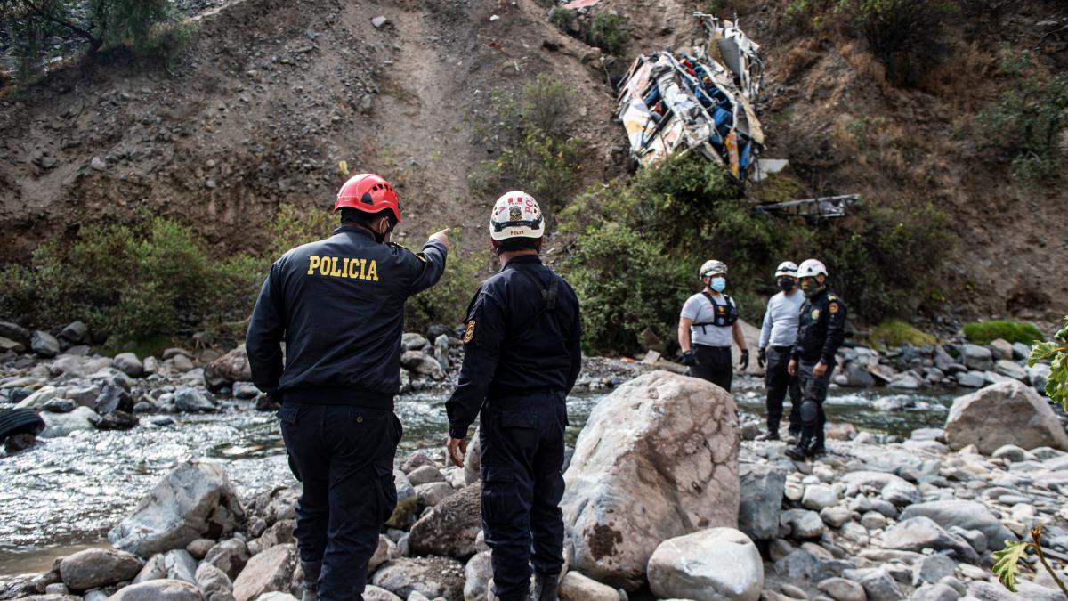 Al Menos 20 Muertos En El Norte De Perú Tras Caer Un Autobús Por Un