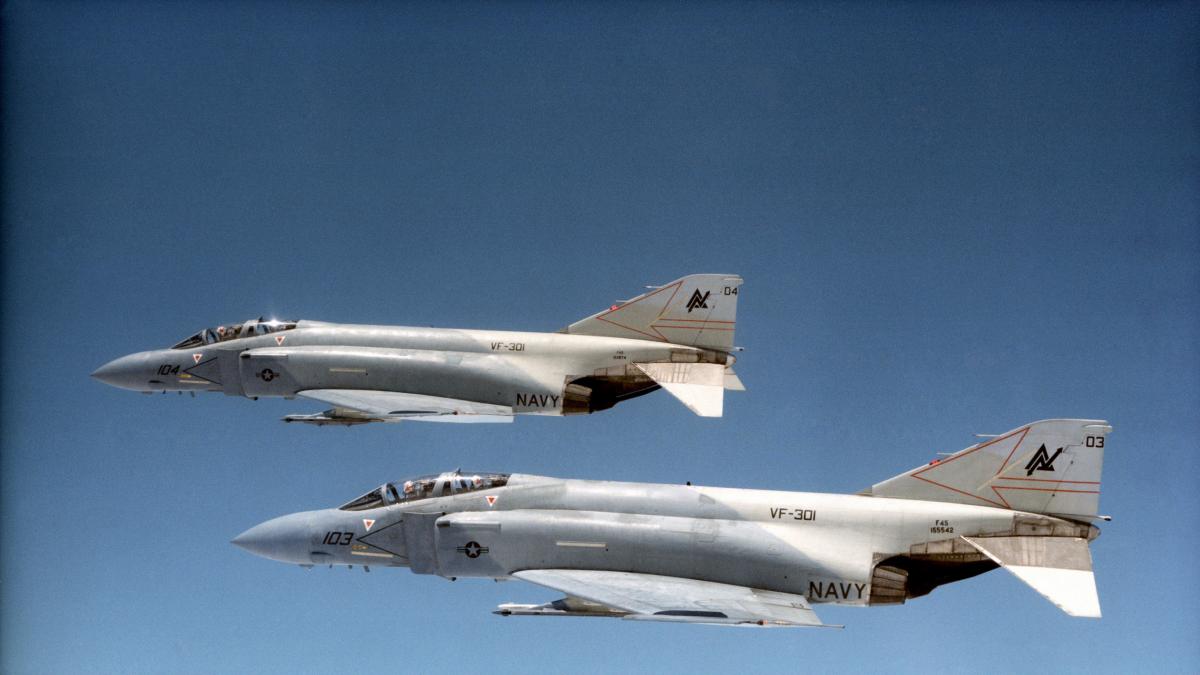 La increíble historia de dos cazas F-4 Phantom remolcándose en el aire ...