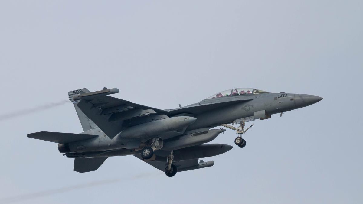 Este es el precio del F-18 que vuela por Madrid en el Desfile de las ...