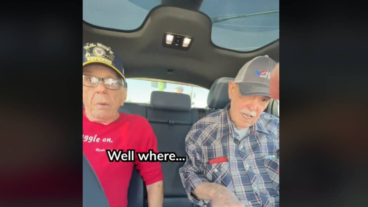 La reacción de dos hombres de 80 años al montarse en un coche con ...