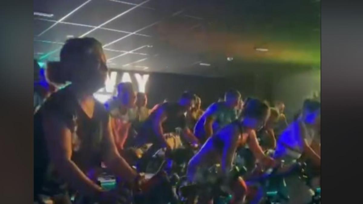 Lo que hace el profesor en esta clase de spinning sorprende a todo el mundo