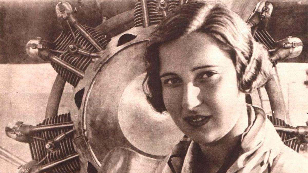 Mari Pepa Colomer, pionera de la aviación, vuelve a surcar los cielos