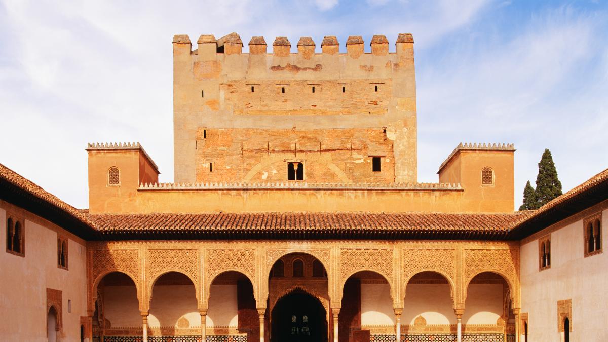 Lo que hace un grupo de amigos en la Alhambra de Granada genera ...