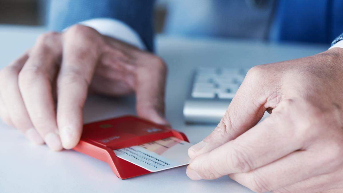 Crear DNI falsos en cuestión de minutos: la web que amenaza con ...