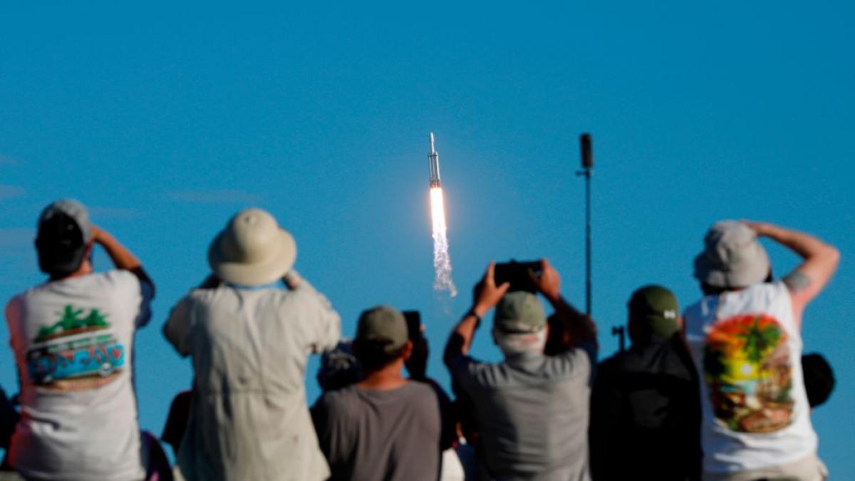 SpaceX lanza su súper cohete con un satélite del tamaño de un autobús