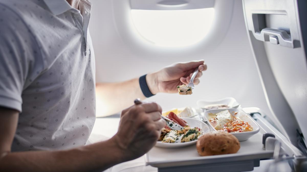 Cuenta todas las comidas que le han dado en un viaje en avión de 30 ...
