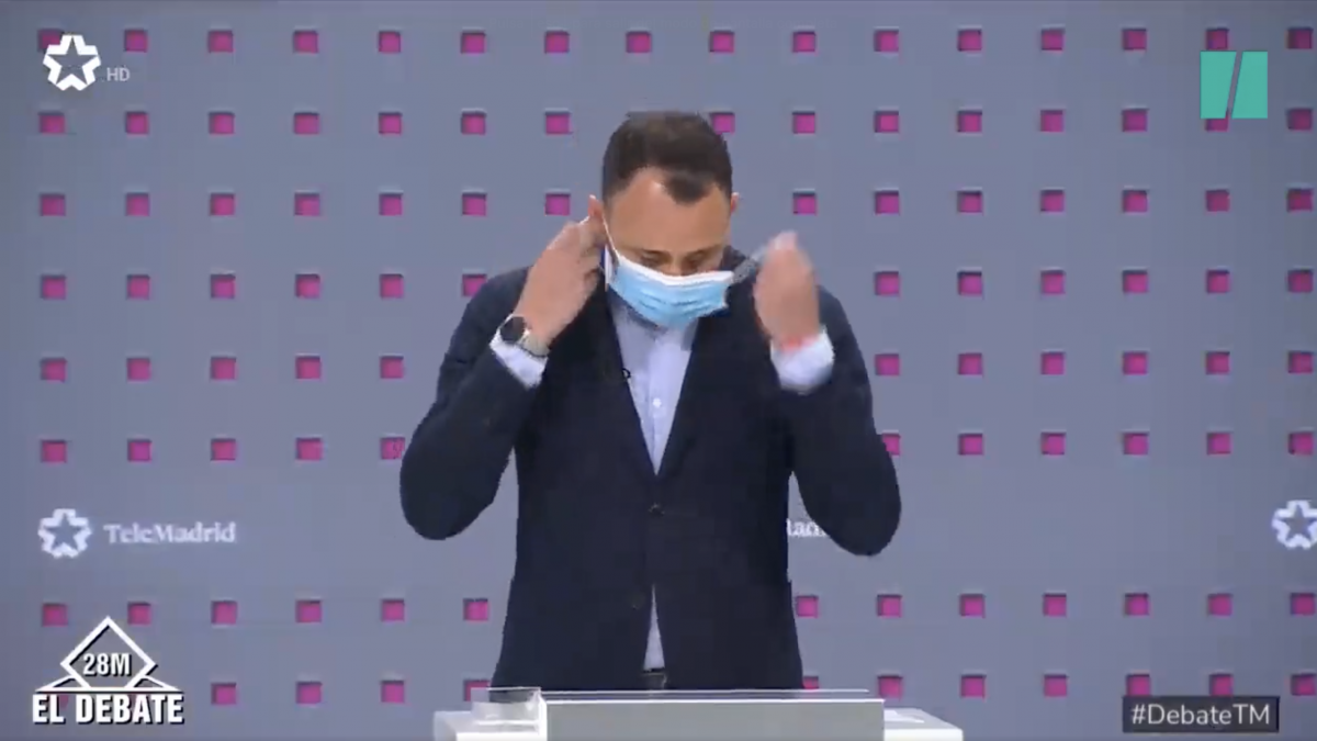 El candidato de Podemos aparece con una mascarilla, se la quita y ...