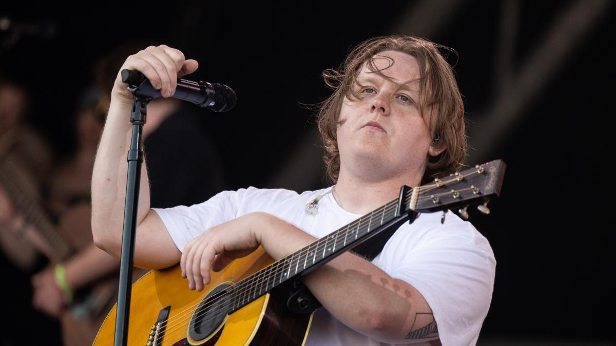 Lewis Capaldi sufre una crisis de Tourette en directo y el público ...