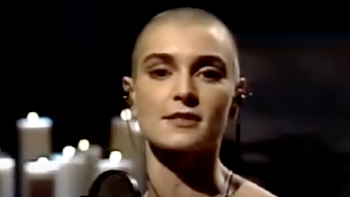 El día que Sinéad O'Connor rompió una foto del Papa y dejó muda a la ...