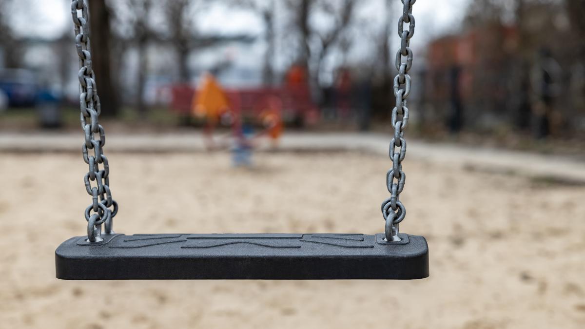 Dos padres se lían a puñetazos y a palos por el turno de un columpio en ...