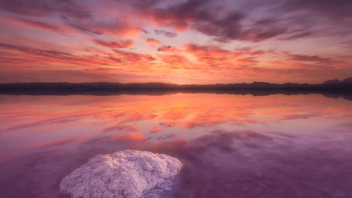 La preciosa laguna rosa española con tanta sal como el Mar Muerto
