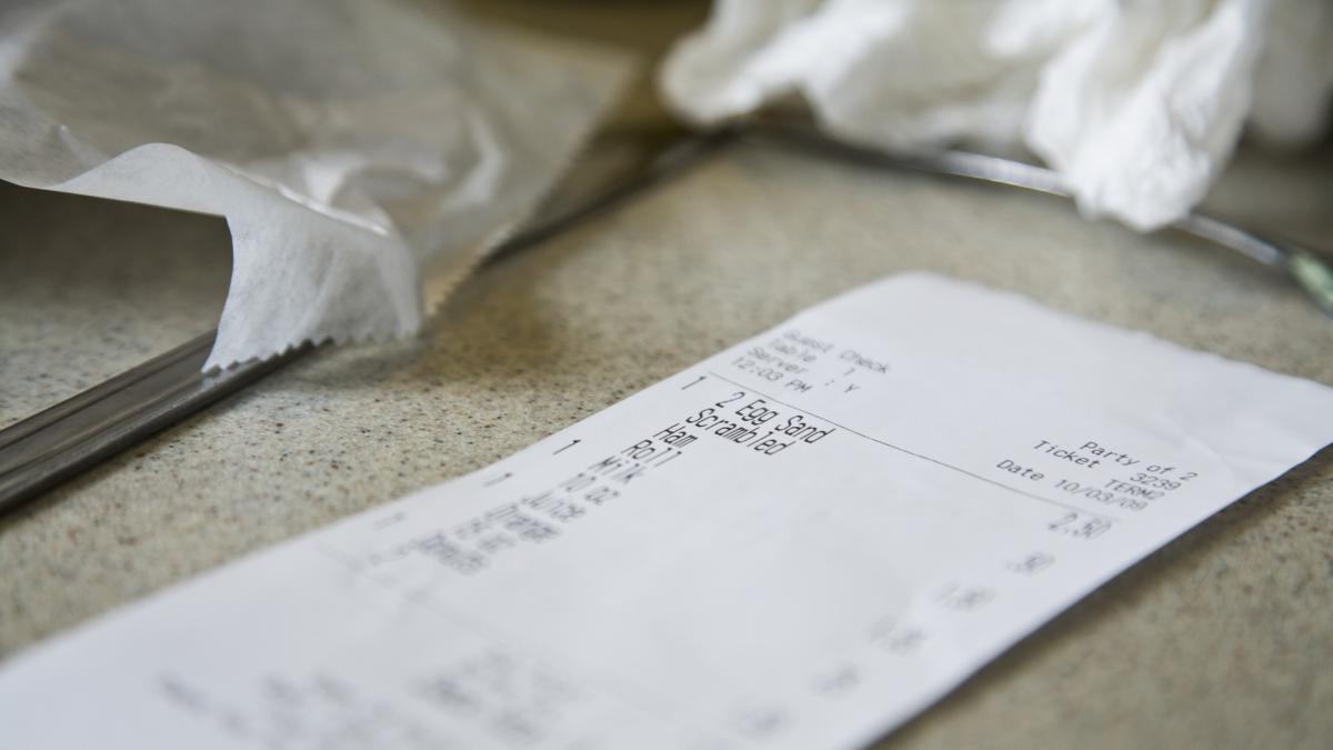 Enseña cuánto cuesta 'la Coca-Cola más cara de Gijón': no todo el mundo ...