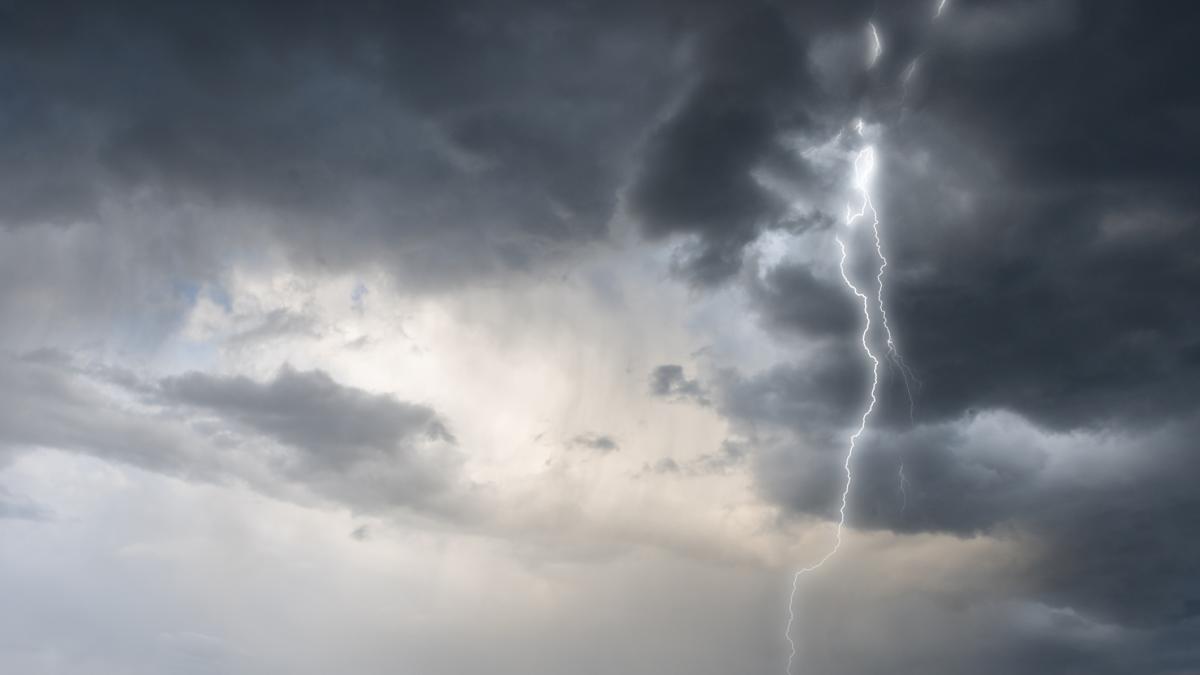 La razón por la que los rayos caen zigzag