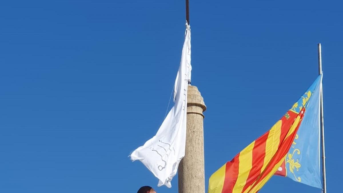 Colocan una bandera con versículos del Corán y un ejemplar de este ...