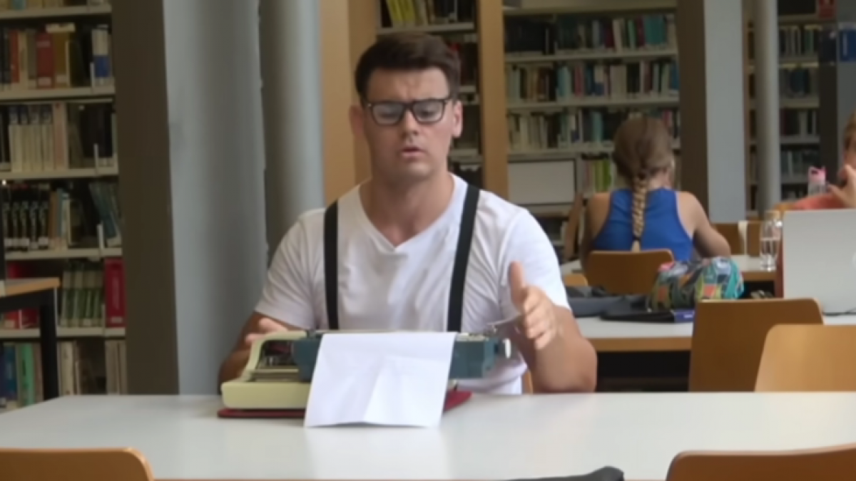 Va con una máquina de escribir a clase y lo que ocurre se veía venir de ...