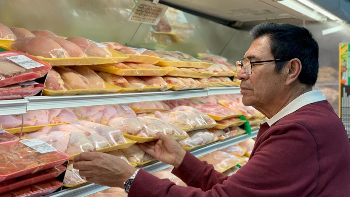 Estas son las diferencias entre el pollo rosado y amarillo del supermercado