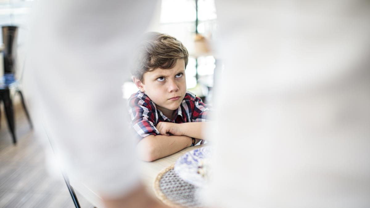 Cómo saber si caes mal a una persona