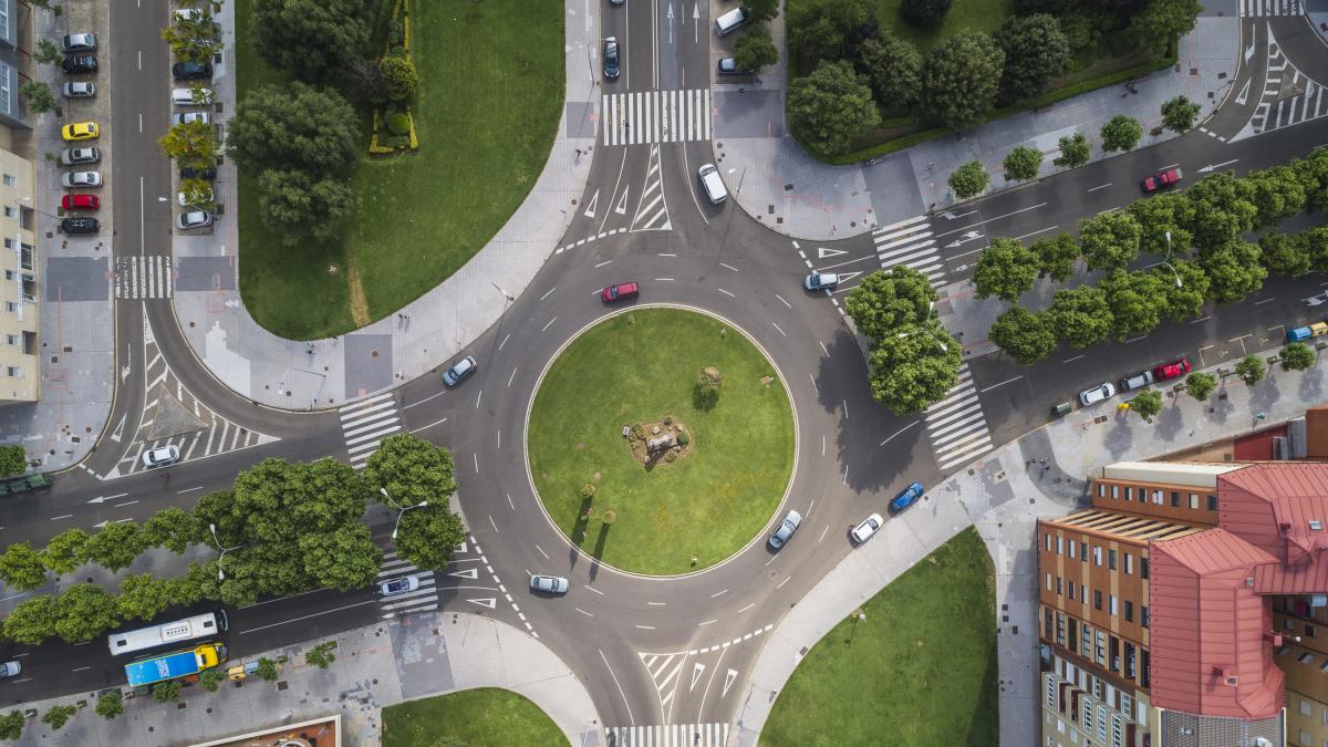 Así es como hay que circular en una rotonda
