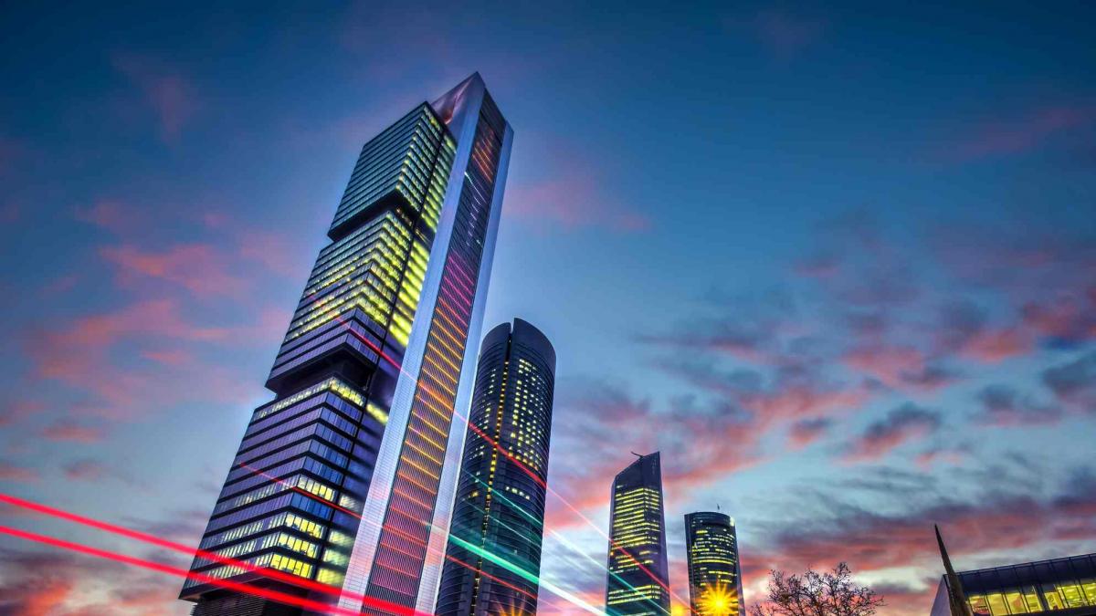 El edificio más alto de Madrid tiene el jardín vertical más elevado de ...