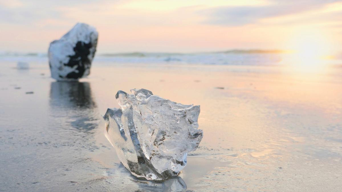 La increíble playa donde se junta la arena con la nieve y el mar