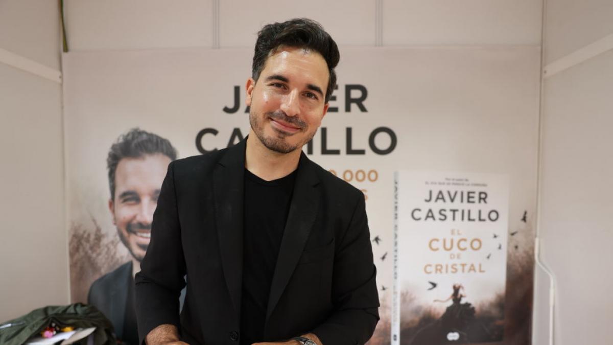 El aplaudido gesto de Javier Castillo con el escritor que presentó su ...